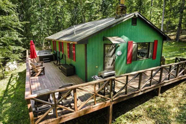 River Access Cabin W Hot Tub Kayaks Wifi Grill - Berkeley Springs, WV