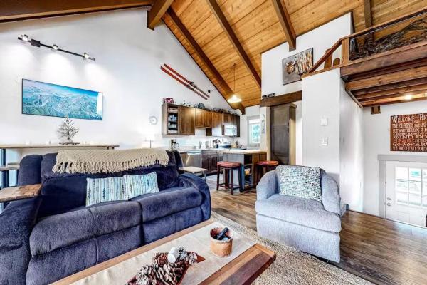 Cozy Condo Scenic Balcony Adjacent Golf Course - Big Sky, MT