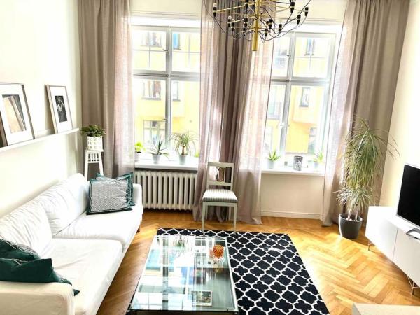 Modern Lägenhet Med Balkong - Stockholm