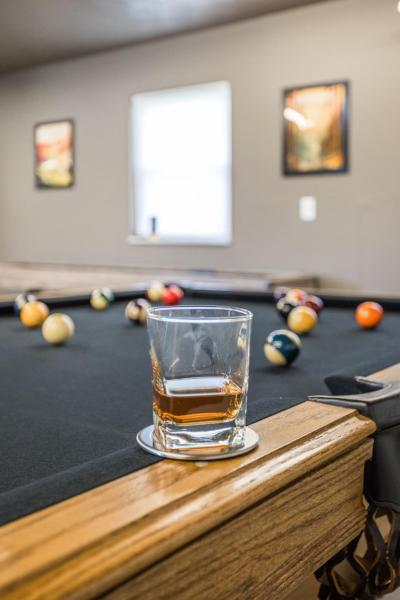 Hometown Hideaway - 4br25ba, Pool, Game Room - Greenwood, IN