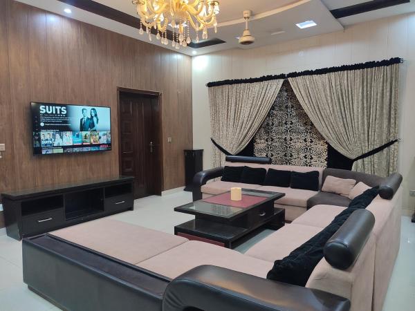 Fully Serviced Holiday Homes Near Emporium Mall & Expo Center - Lahore