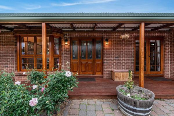 Hilltop Retreat, Water Views - Dodges Ferry