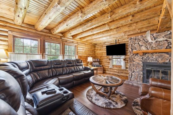 8br 5ba Huge Dog Friendly Log Cabin Near Wisconsin Dells And Lake Sleeps 25plus - Wisconsin