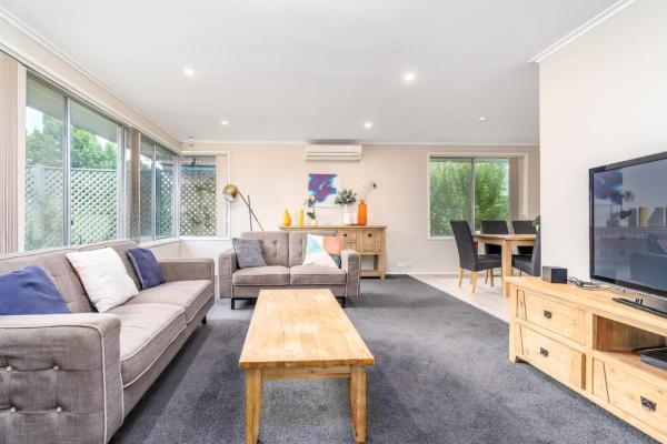 Luxurious 4 Bedroom Home In Chifley - Hosted By Canstay - Canberra