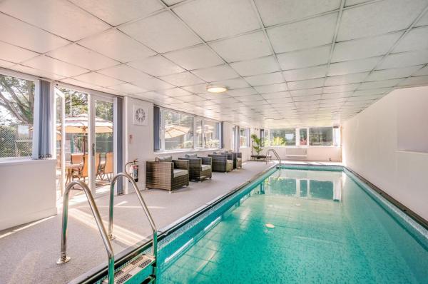 Country Retreat With Grounds & Leisure Facilities - Huddersfield