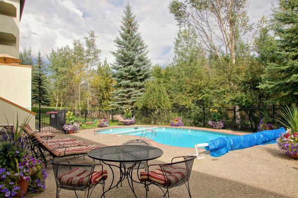 Outdoor Pool, Private Washer & Dryer, Walk To Everything, Affordable Rates - Steamboat Springs