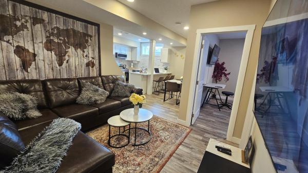 Luxury Basement Suite With 2 Bedrooms, 2 Queen Beds, Free Wi-fi, And Free Parking - カルガリー