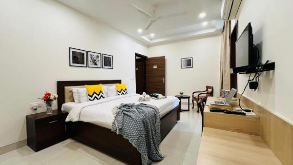 Bluo 1bhk - Dlf Cybercity, Mg Road - Balcony, Lift - Gurugram