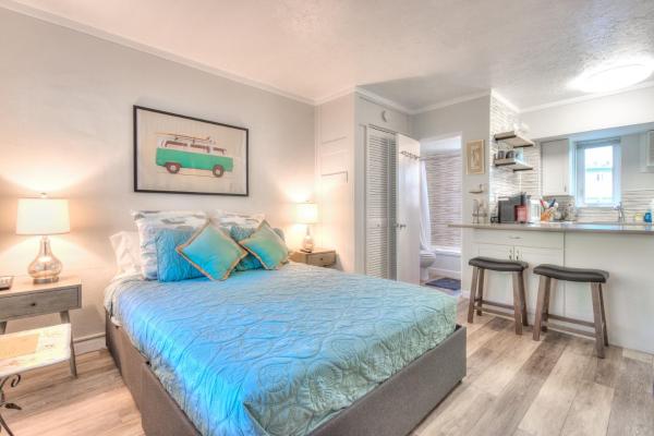 Tropic Terrace Suite #15 - Beachfront Resort - Treasure Island, FL