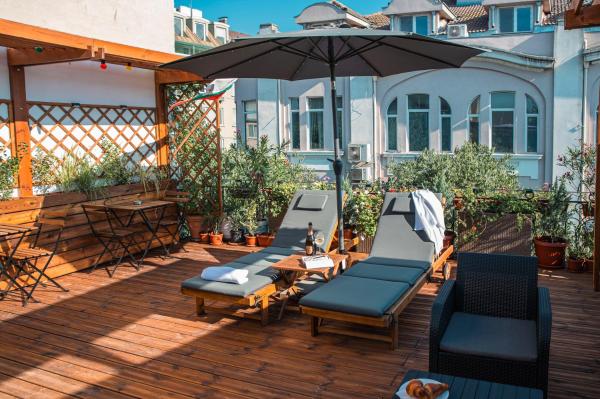 Three Dolphins Hotel With A Rooftop Terracе - Varna
