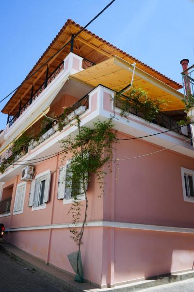 Nafplio Vacation Home, Two Levels Of Comfort With Beautiful Large Private Terrace And Breathtaking Views Of The Palamidi Castle Fortress - Нафплион