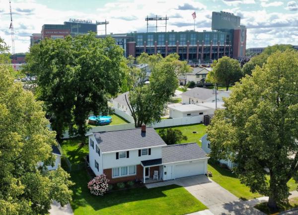 Curly's Quarters (4 Bedroom Home) W/ Lambeau View - Green Bay, WI