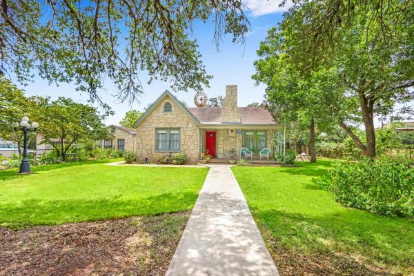 Revival Dstx Llc - Bed & Breakfast - Dripping Springs, TX