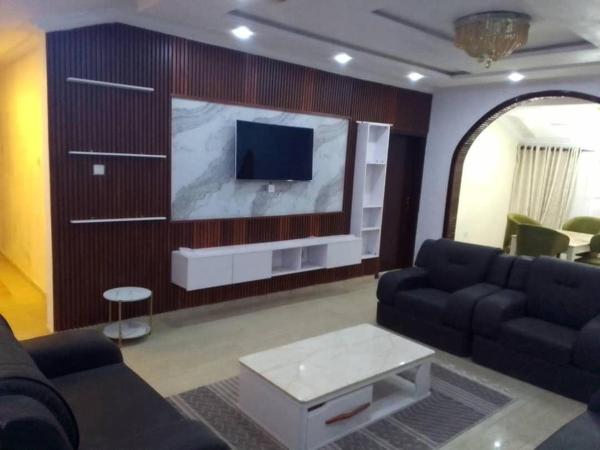 House - Sleeps 6 & Free Parking - Lagos