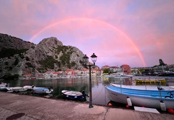 Omis Apartment - Near Beach And Town Center, Ground Floor With Small Garden - Postira