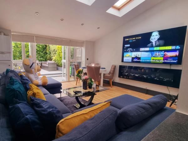 4 Bed Home With Cinema, F1 Racing Sim, 1 Gb Internet, Bbq, Garden, 20 Mins London, Parking, Ev Port, Metro 5 Mins Walk - Fulham