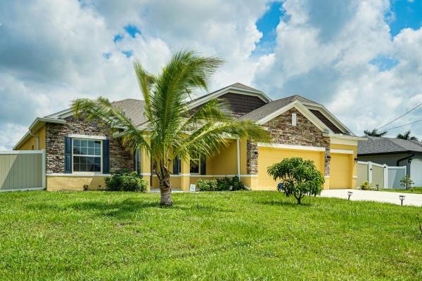 4 Mi To Golf Gem With Pool And Lanai In Cape Coral - Cape Coral, FL