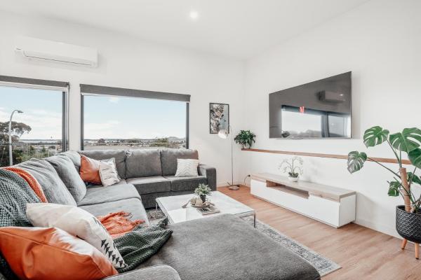 Hobart Luxury Family Home With Spa & Fire Pit, Sleeps 8 - Cambridge