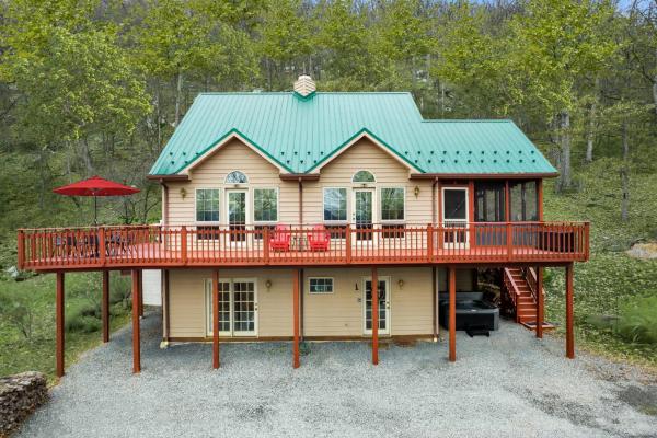 Huge 5 Bedroom Modern Cabin Whot Tub, Deck, Wifi - Berkeley Springs, WV