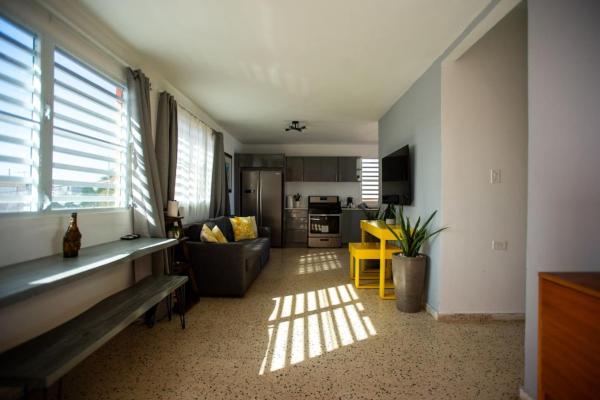 Brisa Tropical En La Isla Del Encanto - Levittown