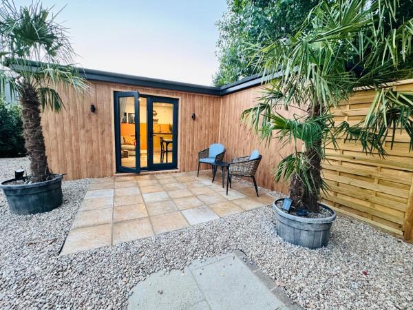 The Hideout - Private Luxury Cabin Near The Sea With Garden Area, Sea Views And Parking - Folkestone