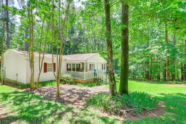 Pet-friendly Sparta Retreat Porches And Fire Pit! - Milledgeville, GA