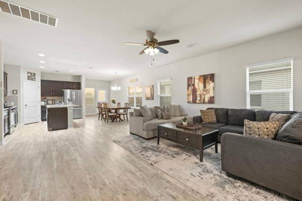 Elegant Home With Cozy Vibes - Pflugerville, TX