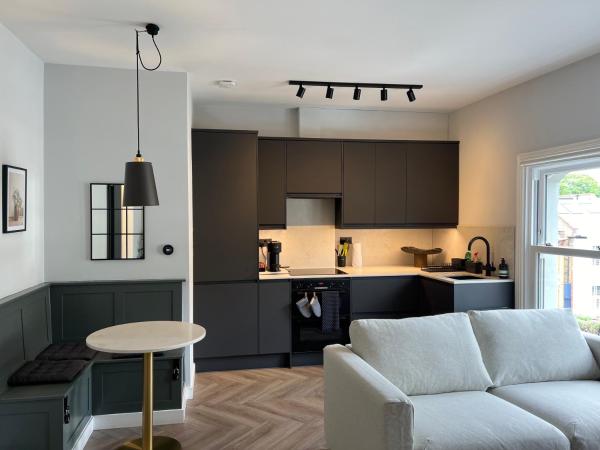 Convenient Clapham Junction Flat - Surbiton