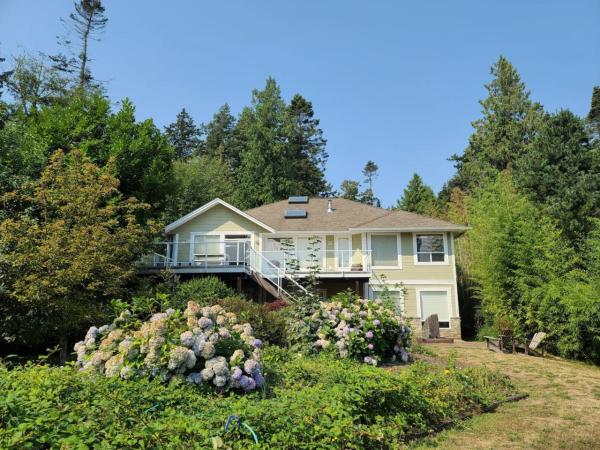 Expansive Dual-kitchen Retreat - Delta