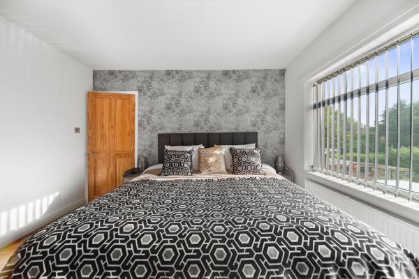 Spacious 3-br Home-driveway, Sky-tv-fast Wifi - Leeds