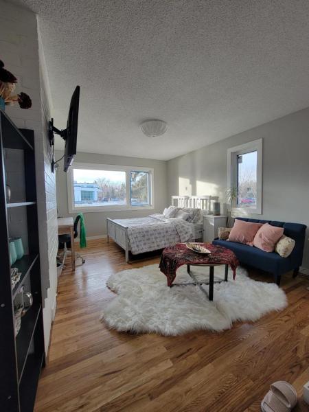 Heart To Downtown - Bright And Sunny Ultra Premium Queen Bedroom - Calgary