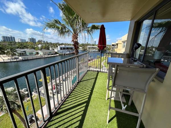 Beautiful Water View Golden Isles - Hallandale Beach, FL
