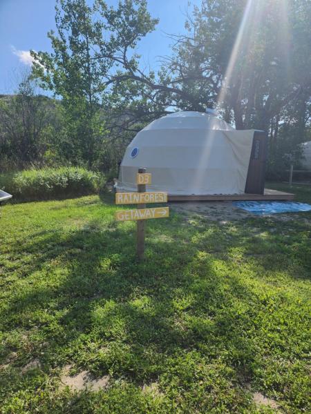 D3 Rainforest Getaway Dome- 2dbl Beds - Drumheller
