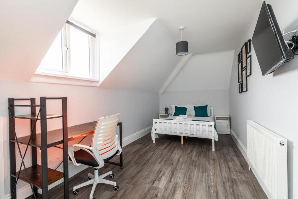 Dove Court Travel Lodge 7 - Top Floor Double Bedroom - Filton