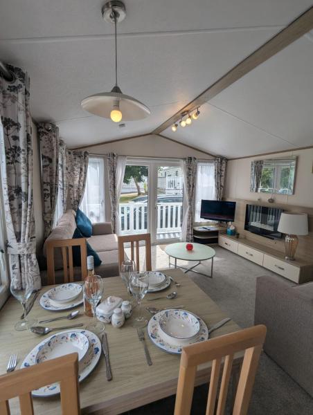 Lovely Bright And Airy Caravan On The 5 Star Shorefield Country Park Entertainment Passes Included - New Milton