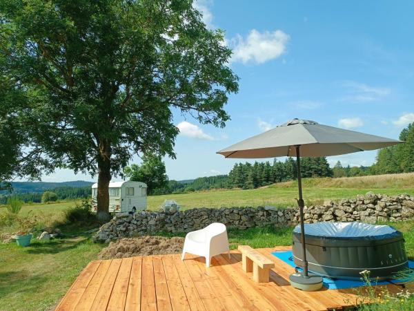 Caravane Vintage Insolite Avec Jacuzzi Au Calme - Auvergne
