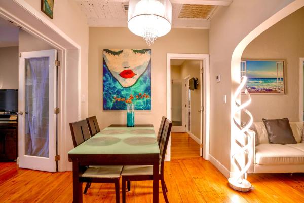 Entire Private Beautiful 2 Bedroom Plus Den House With Gated Front&back Yard And Free Parking 10min Drive To Miami Beach - Miami Gardens, FL