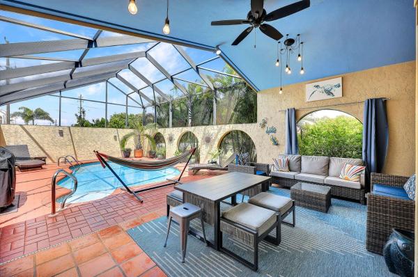 Heated Pool, Sleeps 10, Relaxing Lanai, Near Beaches, Pet Friendly! - Bonita Springs, FL