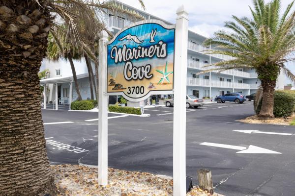Mariners Cove 414 - Ocean View Studio Steps From The Beach! - New Smyrna Beach, FL