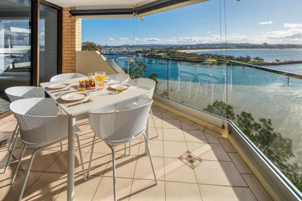 Beachfront Beauty In Buddina - Sunshine Coast