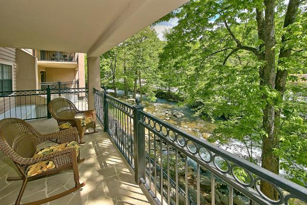 Affordable And Walk To Town Outdoor Pool