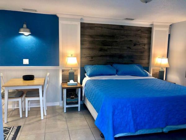 Sand Dollar Studio Pool Daily Rentals - Venice, FL