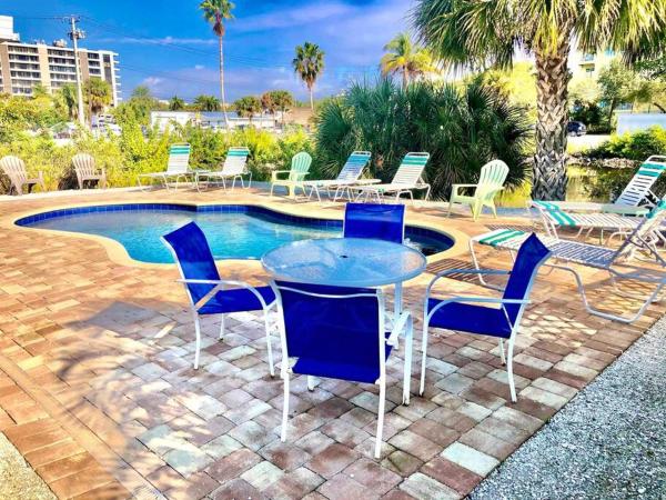 Sea Horse One Bedroom Pool Walk To Beach - Venice, FL