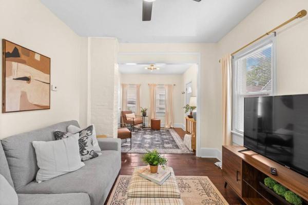 Charming Home In Cleveland 3215 - Cleveland, OH