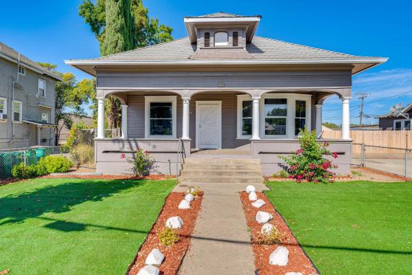Centrally Located Lodi Home Walk Downtown! - ローダイ, CA