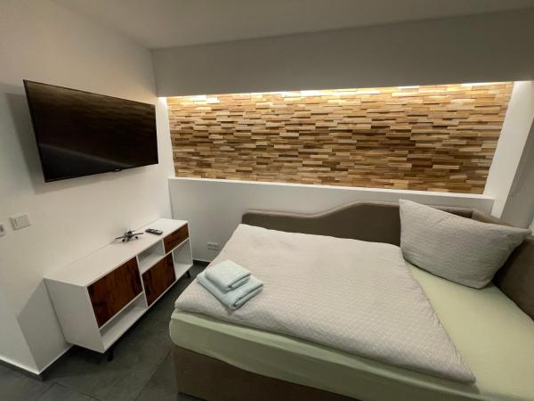 Aviators Guest House - Premium Room - Strausberg