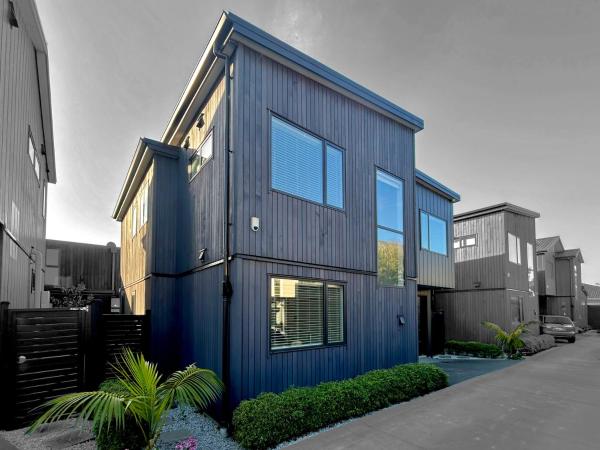 New Spacious 4beds Family Home - Riverhead