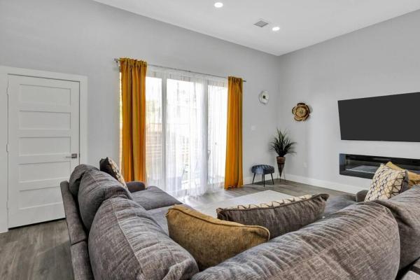 Charming 3-bedroom Home L 5 Mins To Aa Arena - Dallas, TX