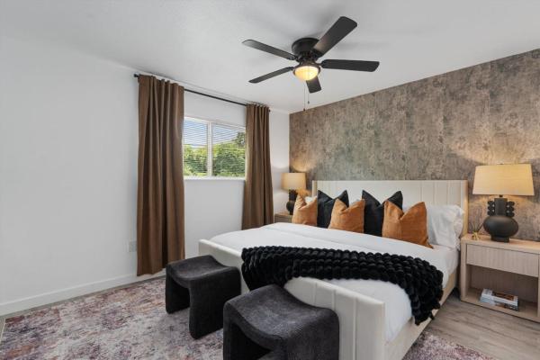 Luxurious Hidden Gem L Downtown Access L Fireplace - Austin, TX