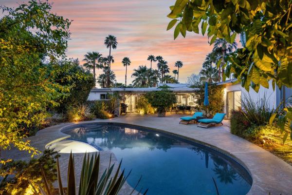 Palm Springs Eco Mid-century Urban Oasis Retreat - Palm Springs, CA